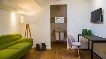 Quarto superior, 1 cama Queen, suíte | Área de estar | Smart TV, Netflix