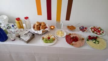 Pequeno-almoço continental diário (14 EUR por pessoa)