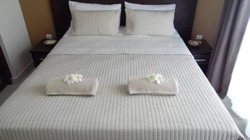 Quarto casal luxo, ao lado da piscina | Escrivaninha, cortinas blackout, berços (sobretaxa), Wi-Fi de cortesia