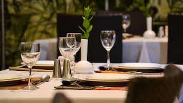 Pequenos-almoços servidos, cozinha local e internacional