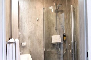 Quarto Duplo ou Twin, casa de banho privativa | Duche na casa de banho