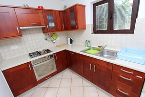 Apartamento superior | Cozinha privada | Geladeira, micro-ondas, cooktop, cafeteira/chaleira