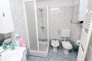 Quarto casal conforto | Banheiro | Chuveiro, secador de cabelo, toalhas de banho 