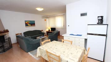 Apartamento, 2 quartos (1) | Sala de estar | TV de ecrã plano