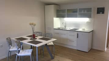 Apartamento, 2 quartos (Gold) | Cozinha privada | Geladeira grande, cooktop, cafeteira/chaleira, chaleira elétrica