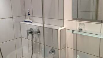 Quarto Individual, não fumadores | Casa de banho | Um polibã, artigos de higiene pessoal grátis