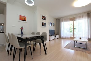Apartamento, 2 quartos | Sala de estar | TV de ecrã plano 