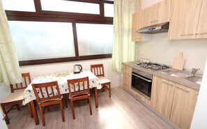 Apartamento Comfort, 2 quartos | Cozinha privada | Um frigorífico, um forno, uma placa de cozinha, uma cafeteira/bule 
