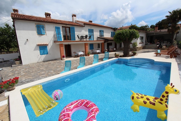 Piscina externa sazonal, espreguiçadeiras