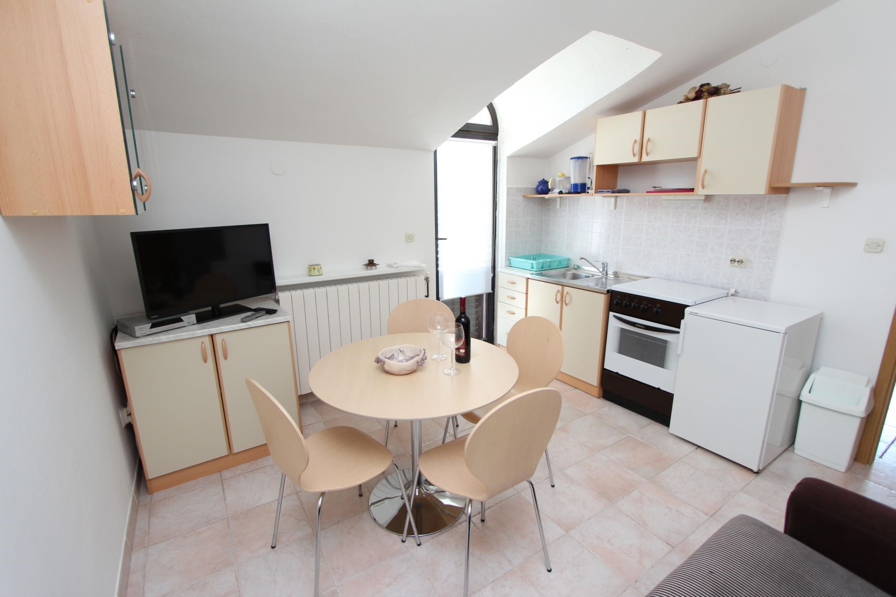 Apartamento, 1 quarto, varanda | Cozinha privada | Um frigorífico, uma placa de cozinha, uma cafeteira/bule 