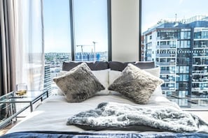 Apartamento Deluxe, 2 quartos | Sala | Televisor LED 