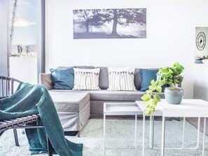 Apartamento Deluxe, 2 quartos | Sala | Televisor LED 