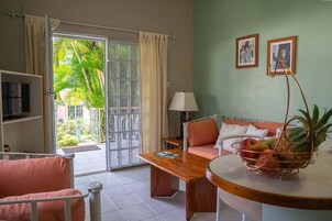 Casa de campo conforto, 1 cama King, vista para o jardim | Área de estar | TV de tela plana 21 polegadas com canais digitais, TV, Netflix