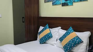 Quarto Deluxe | Minibar, ferro/tábua de engomar, Wi-fi grátis, roupa de cama fornecida