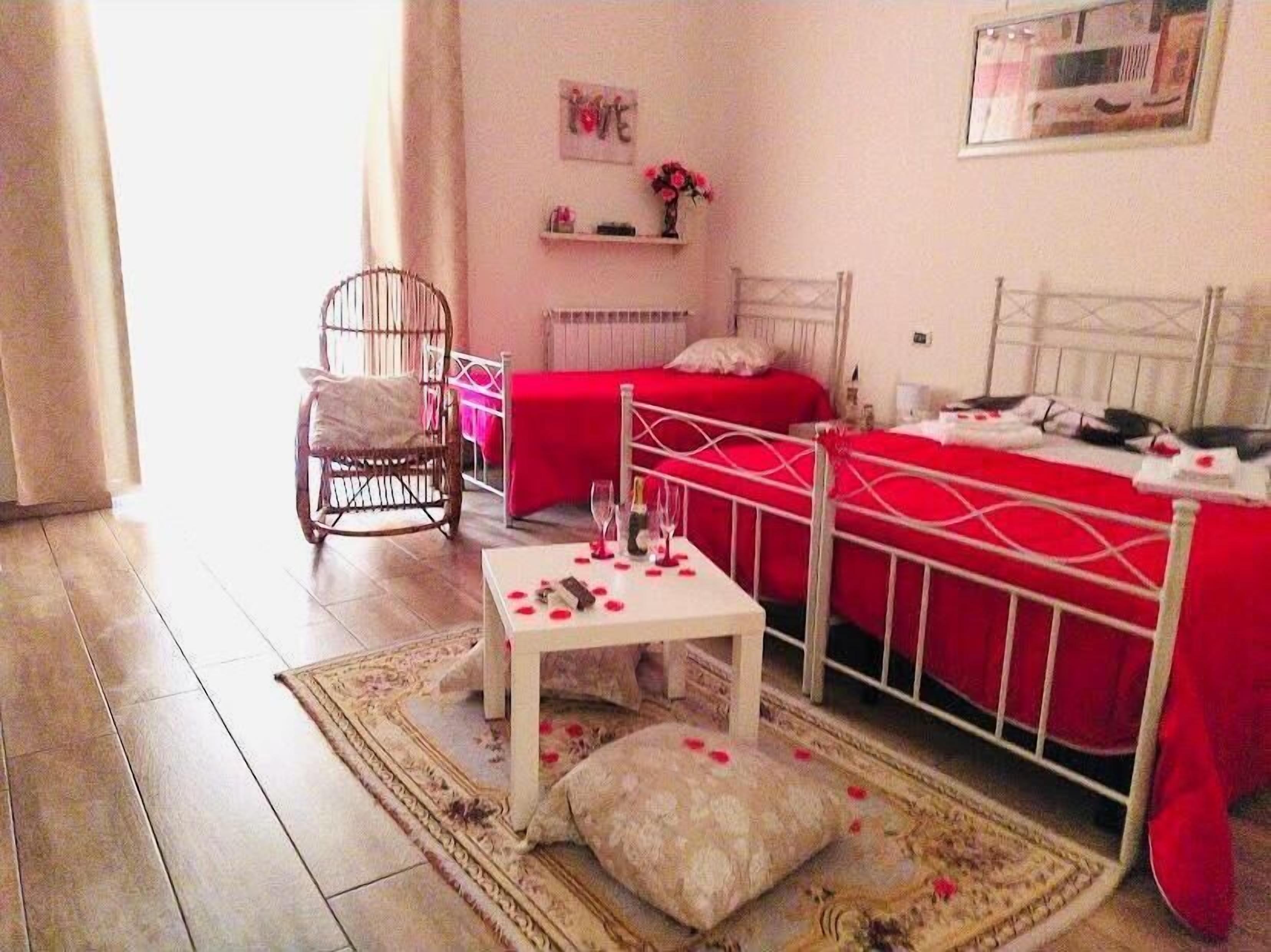 Quarto Comfort, casa de banho privativa | Com decoração personalizada, com mobília individualizada, secretária 