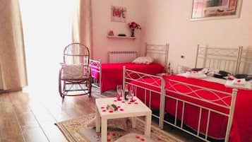 Quarto Comfort, casa de banho privativa | Com decoração personalizada, com mobília individualizada, secretária