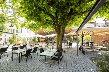 Pequenos-almoços, almoços, jantares servidos, cozinha regional . Ochsen Lenzburg