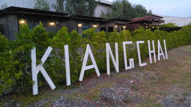 Um edifício com o nome "KIANGCHAI" em letras grandes.