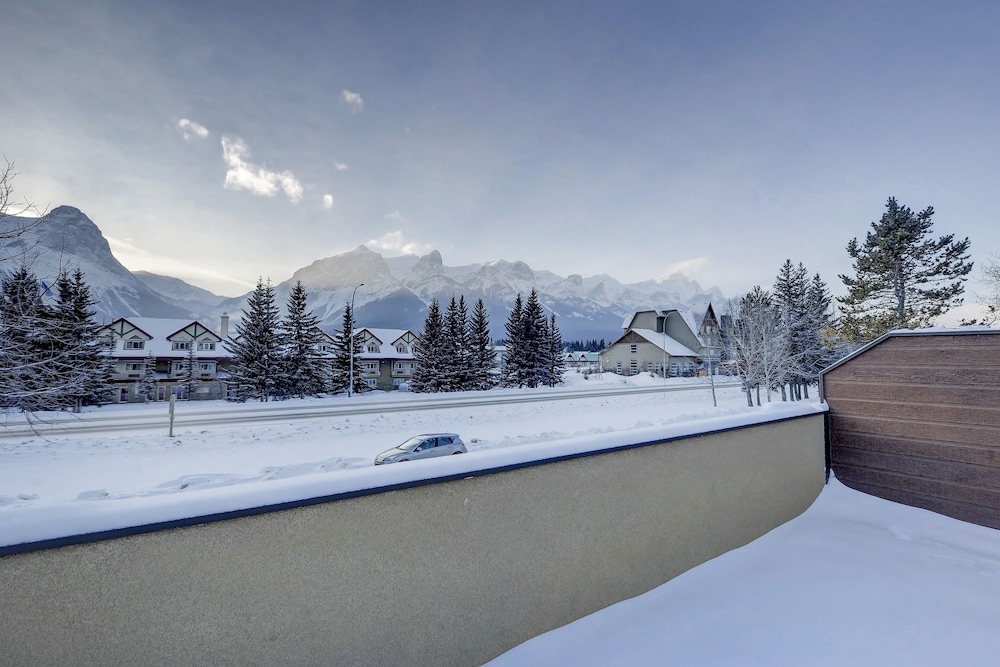 Beautiful Canmore Home With Views And Walk To Dt - Canmore