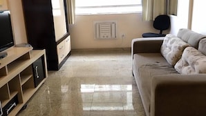 Apartamento, 1 cama de casal | Sala de estar | TV de ecrã plano 