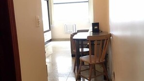 Apartamento, 1 cama de casal | Cozinha privada | Um frigorífico, um micro-ondas, utensílios de cozinha 