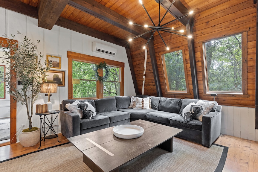 6 Bedroom 3 Bath A-frame Lake Harmony New Hot Tub, Private Pickleball Court - Lake Harmony, PA