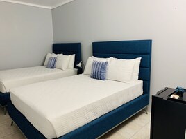 Quarto Quádruplo Clássico, 2 camas de casal (Full Doble) | 2 quartos, secretária, Wi-fi grátis, roupa de cama fornecida 