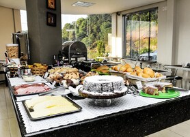 Café da manhã com buffet grátis todos os dias