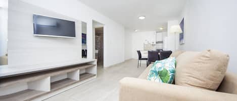 Apartamento, várias camas, não fumadores | Sala | Televisor LED de 32 polegadas com canais por cabo, televisor