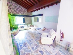 Vila premium, 6 quartos | Área de estar | Smart TV 40 polegadas com canais digitais