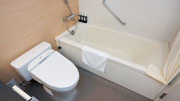 Uma casa de banho moderna com sanita branca, uma banheira com uma toalha e um chuveiro.