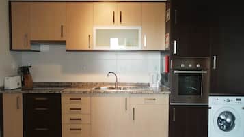 Apartamento conforto, 2 quartos, para não fumantes, vista para a cidade | Cozinha privada | Geladeira grande, micro-ondas, fogão, cooktop