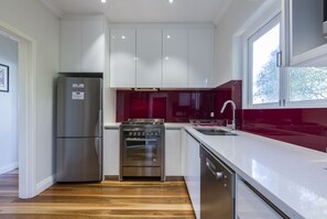Apartamento Deluxe, 2 quartos | Cozinha privada | Um frigorífico/congelador grande, um micro-ondas, um forno 