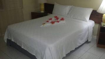 Quarto Familiar, 2 quartos, fumadores, vista para a praia | 2 quartos, cofre com capacidade para portátil