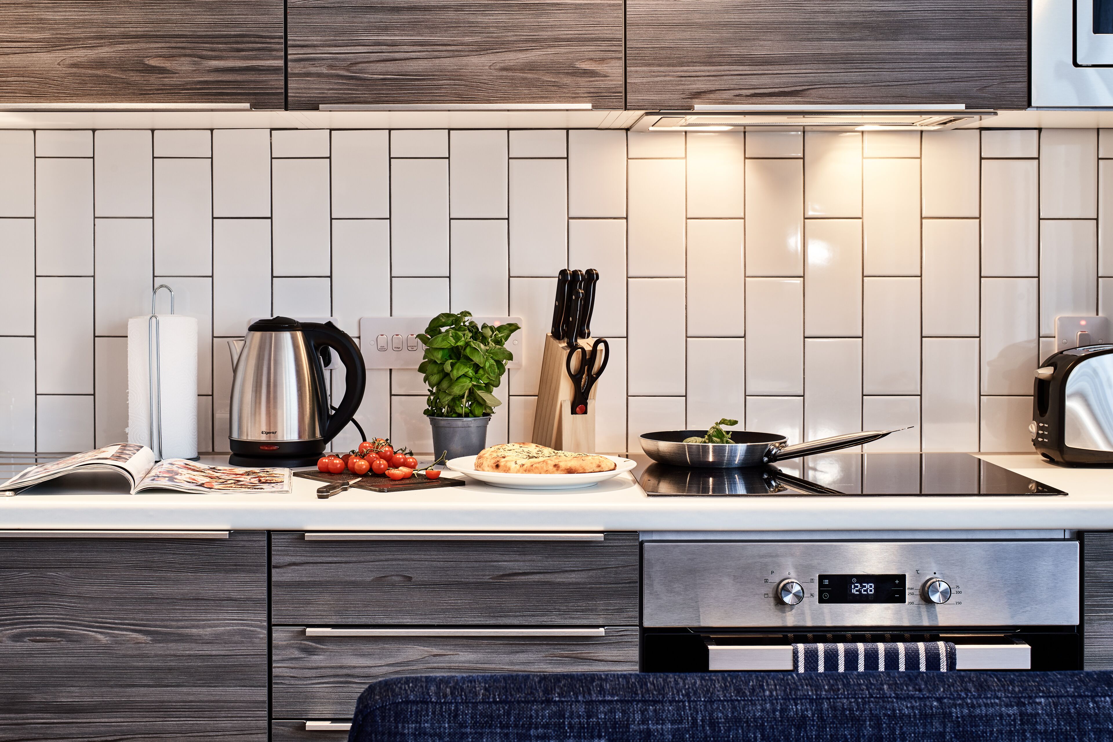 Estúdio, 1 cama king-size | Kitchenette privada | Um frigorífico, um micro-ondas, uma chaleira elétrica 