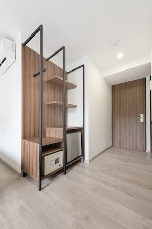 Quarto casal superior, 1 cama King, para não fumantes | Roupas de cama premium, frigobar, cofres nos quartos, escrivaninha
