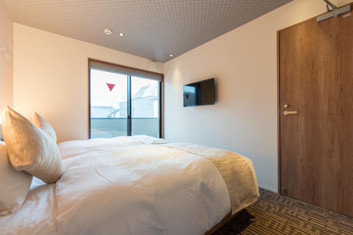 Suite, 2 quartos | 1 quarto, cofre no quarto, Wi-fi grátis, roupa de cama fornecida