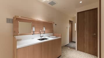 Um frigorífico, um micro-ondas, uma placa de cozinha