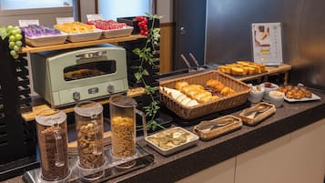 Pequeno-almoço tipo buffet diário (2200 JPY por pessoa)