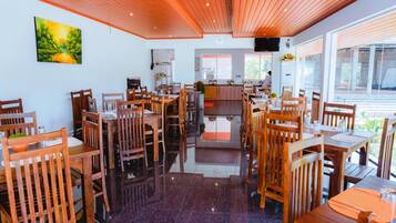 Café da manhã, almoço e jantar; local e internacional