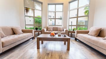 Vila família, 1 quarto, vista para a piscina, ao lado da piscina | Área de estar | Smart TV 50 polegadas com canais via satélite, brinquedos