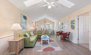 Sunset Beach Cottage just steps away from the Ocean - Sunset Beach | Vrbo