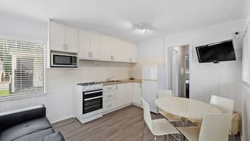 One Bedroom Cabin | Cozinha privada | Um frigorífico/congelador grande, um micro-ondas, uma placa de cozinha