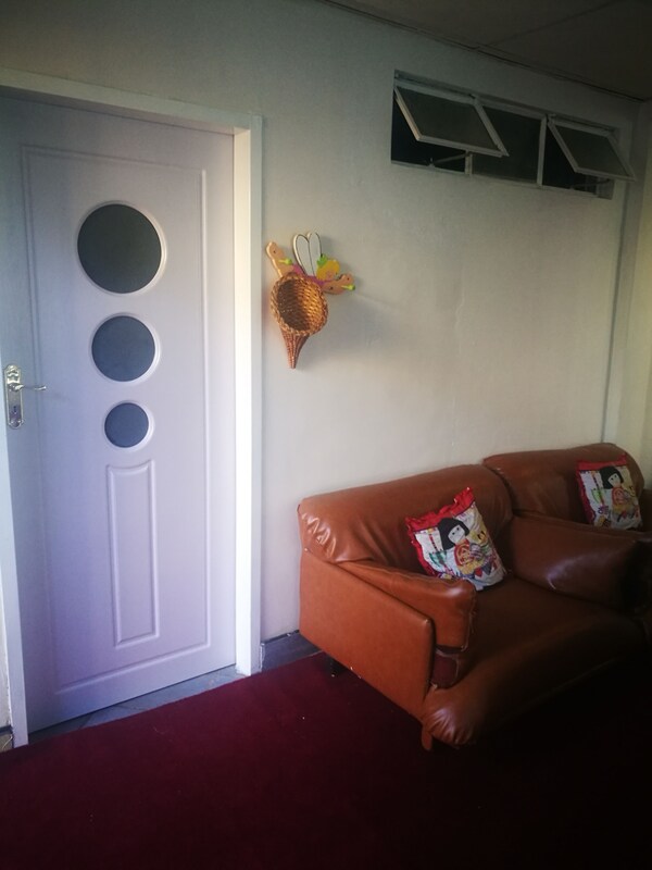 Naisar Royal White Apartment - Germiston