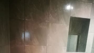 Apartamento, 2 quartos | Banheiro | Banheira e chuveiro separados, banheira de imersão
