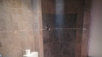 Apartamento, 1 quarto | Banheiro | Chuveiro, chuveiro com efeito de chuva, produtos de toalete grátis