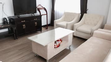 Suite with Balcony  | Sala | TV de ecrã plano