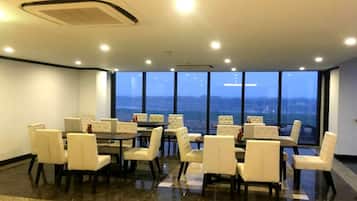 Café da manhã, almoço e jantar; culinária local