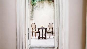 Quarto Duplo | 1 quarto, minibar, cofre no quarto, secretária