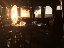 Café da manhã, almoço e jantar; local e internacional 